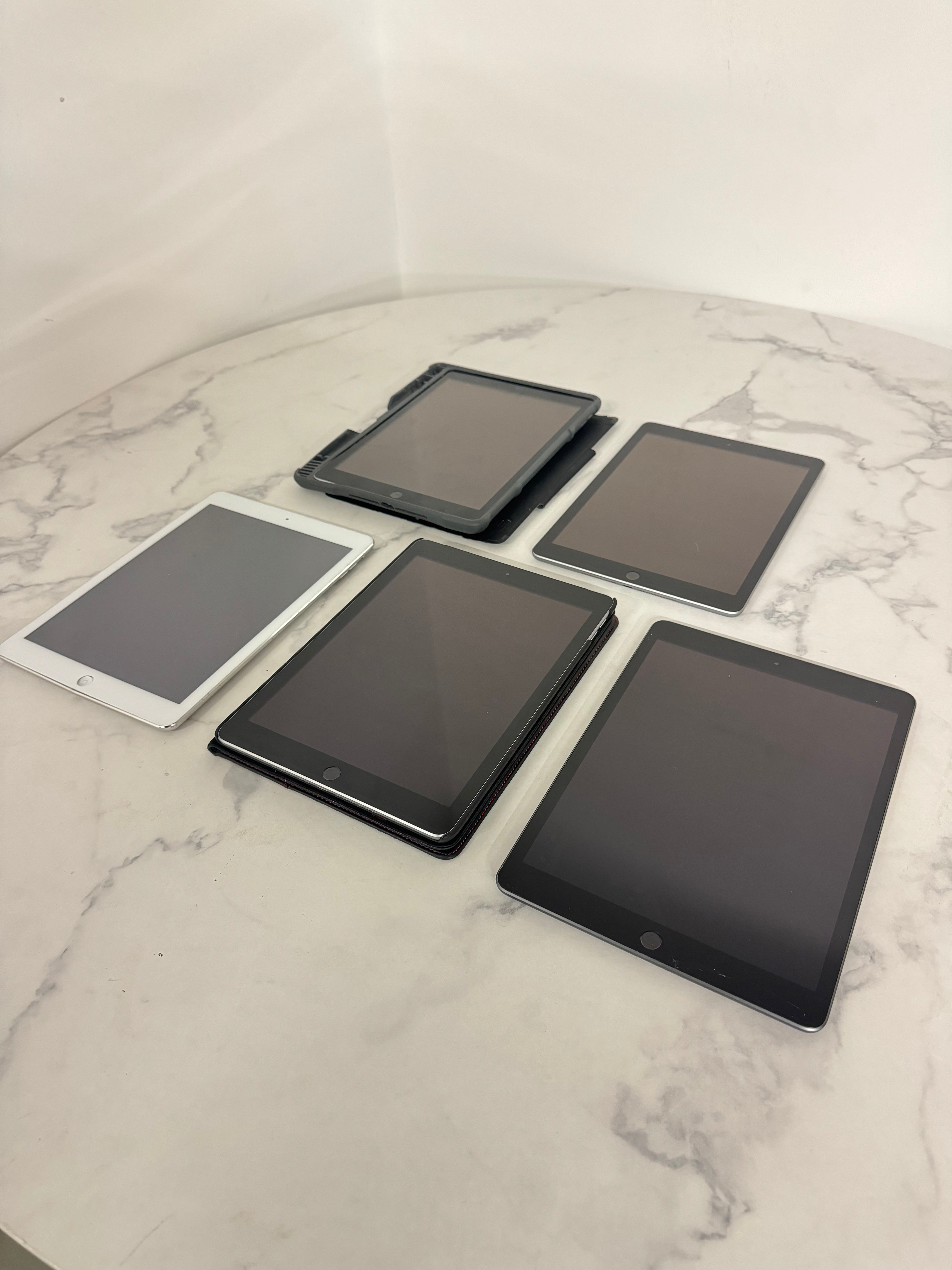 Lost Property Box of 5 iPads - Variety of Models – Seized